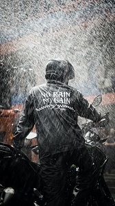 Expert Tips for riding a motorcycle in rains